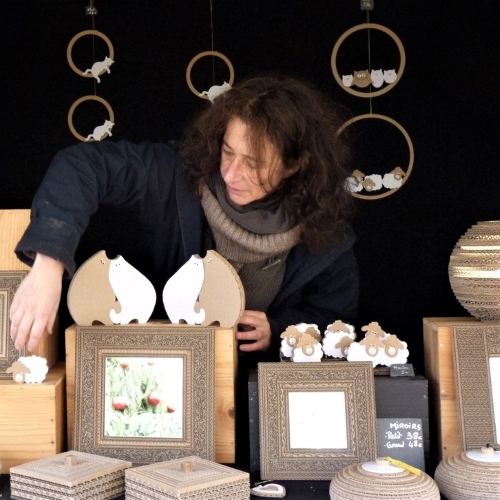 Isabelle CAILLET / DANS LES CARTONS D’ISA Fabricant d’objets en papier ...